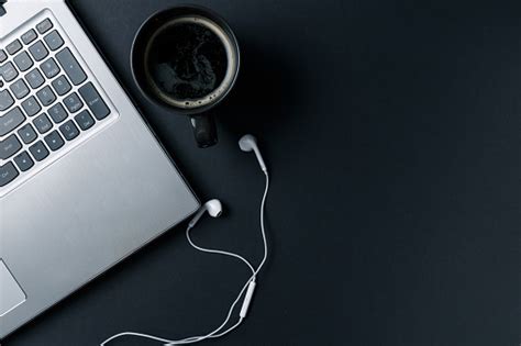 노트북 커피 컵 헤드폰와 최소한의 작업 공간에 어두운 배경 복사 합니다 최고의 볼 수 있습니다 평면 위치 스타일입니다 개념에