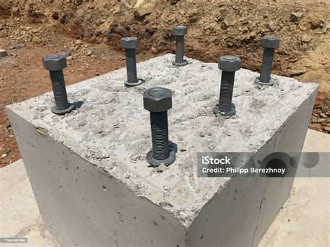 금속 기둥의 설치를 위해 설계된 금속 앵커 볼트 철근 콘크리트 기초 건설 현장에 창고의 기초 닻을 내림에 대한 스톡 사진 및 기타 이미지 Istock