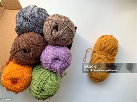 흰색 배경에 상자에 뜨개질을위한 컬러 원사 위의 사진 크로 셰 뜨개질 과 뜨개질 바느질 제품을 만드는 개념입니다 0명에 대한 스톡 사진 및 기타 이미지 Istock