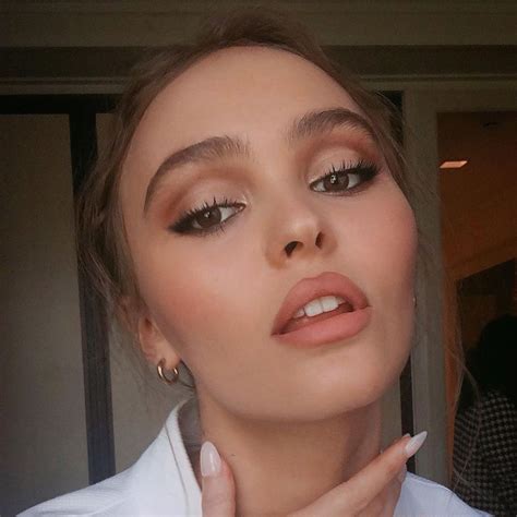 Lily Rose Depps Makeup Artist Breaks Down Her Famous Look
