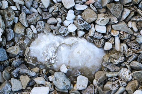 강 근처 돌 조약돌 해변 자갈 자갈 다양한 모양 색상 및 질감의 돌의 자연스러운 배경 0명에 대한 스톡 사진 및 기타 이미지 Istock