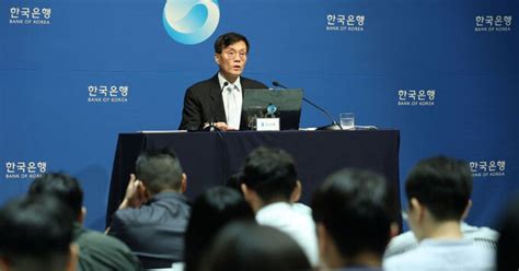금리인하 깜빡이 켠 한은 이창용 총재 “시기 검토”
