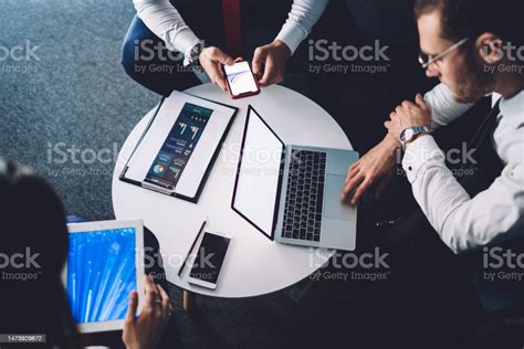 사무실에서 프로젝트를 진행하는 동안 가젯을 사용하여 직원 자르기 3 명에 대한 스톡 사진 및 기타 이미지 3 명 스마트폰 태블릿 Istock