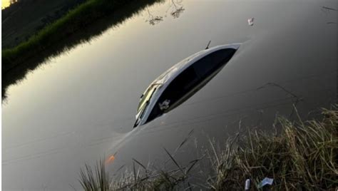 Carro sai da pista e cai em açude no interior de Belmonte