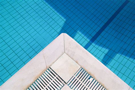 블루는 포장의 가장자리와 열 대 리조트 수영장에서 물이 찢 어 수영장 바닥 배경의 일부입니다 맑은 밝은 파란색 수영장 물 잔물결