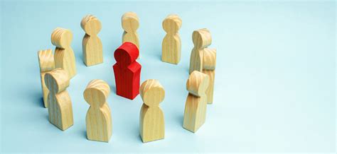 노동자의 군중은 원 안에 서 서 고 그들의 지도자 지도자 또는 Ceo 비즈니스 팀에서 리더십의 개념입니다 팀웍과 비즈니스 전략 개발입니다 팀에 효율성 증가 0명에 대한 스톡