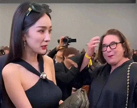 巴黎邂逅杨幂，真人绝美，脸小腿长衣品佳就是忒瘦啦