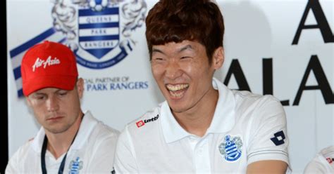 포토 빵터진 박지성 팀 동료들이 부러워해~