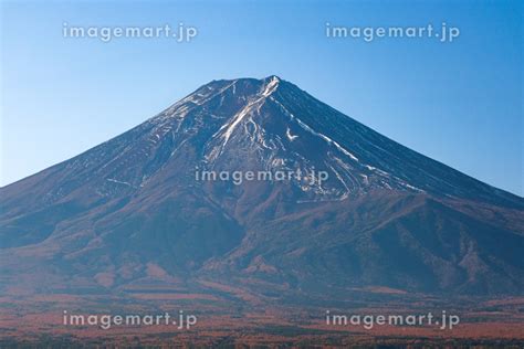 山梨県富士吉田市 秋の新倉山公園、南側にある展望台から見る富士山の写真素材 210186180 イメージマート