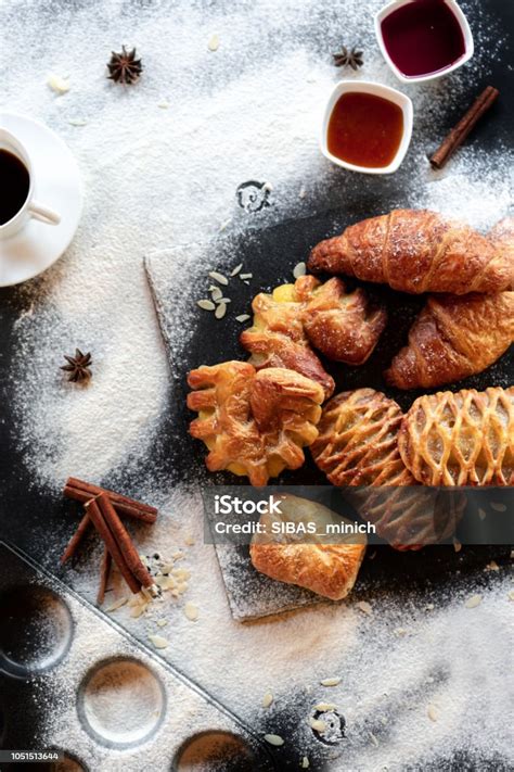 크리스마스 컵 커피와 크루아상 및 빵집의 어두운 배경 새 해 분위기입니다 텍스트 및 디자인을 위한 특별 한 Copyspace와 평면도 0명에 대한 스톡 사진 및 기타 이미지