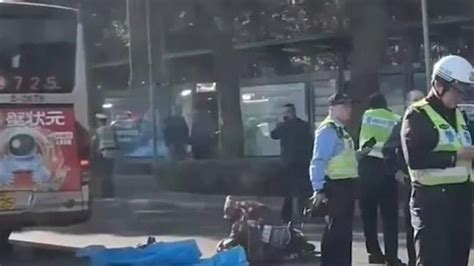 路邊違停突開門！陸女童被擊落「下秒公車輾爆頭」 民眾曝可怕一幕 Tvbs Line Today