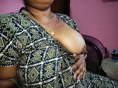 मेरी सेक्सी पत्नी को किचन में अपने सेक्सी पेट पर तेल मालिश मिलती है