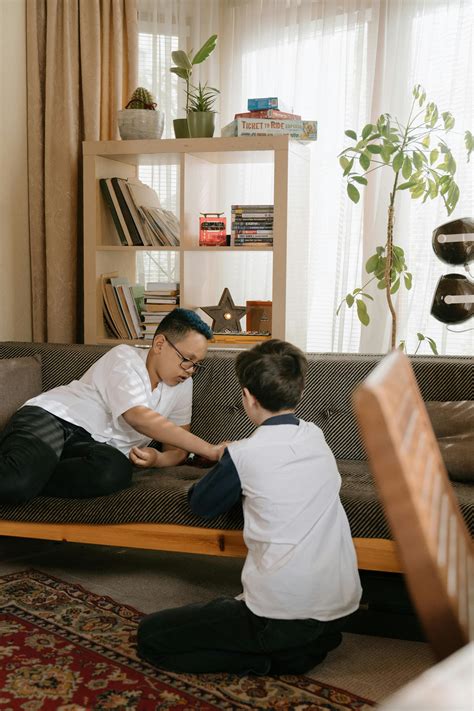 게이머 게임 플레이 그룹 놀이 레저 머리 위로 바보 보드 게임 선수 소년 실내 아이 앉아 있는 얼간이 위에서 익명의 지도 취미 친구 카드에