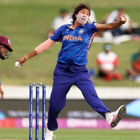 Jhulan Goswami প্রথম ভালোবাসা ছিল ফুটবল ৯২ এর বিশ্বকাপ ক্রিকেট