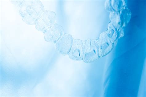 보이지 않는 교정 치과 화장품 괄호 치아 Aligners 플라스틱 지지대 현대 치아 보유자 절연된 근접 촬영 건강관리와 의술에