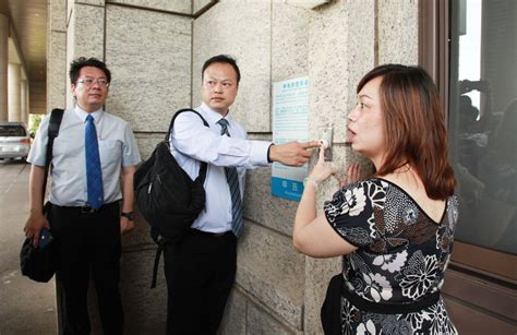 影／罷工擋大門回不了家 長榮地勤按鈴控告空服員工會 生活 Nownews今日新聞