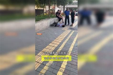 司机遭乘客当街殴打，因按导航被质疑绕路！目击者：路人劝说无果