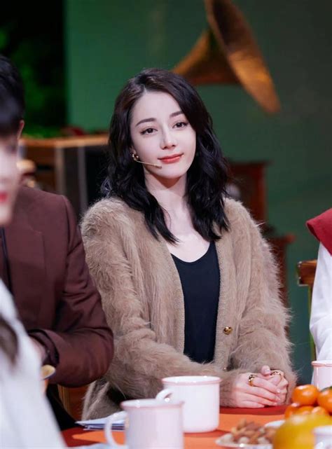 杨幂官宣与嘉行解约，迪丽热巴正式成为嘉行一姐。 知乎