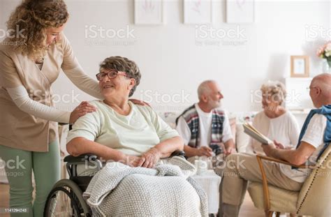 개호 가정에서의 휴게실에서 간호사가 지 원하는 휠체어의 장애인 할머니 가정의 방에 대한 스톡 사진 및 기타 이미지 가정의 방