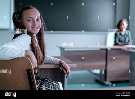 Une Fille De Race Blanche Et Son Professeur Dans La Salle De Classe