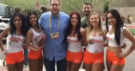 Ben And Skin Run Into The Phoenix Hooters Girls Cbs Texas