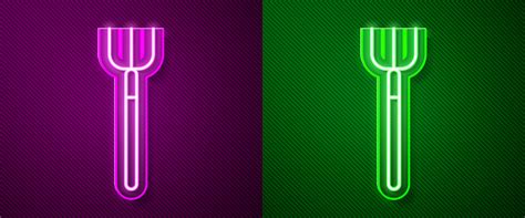 보라색과 녹색 배경에 고립 된 빛나는 네온 라인 가든 피치 포크 아이콘 정원 포크 표지판 원예 농업 농업을위한 도구 벡터 가정 생활에 대한 스톡 벡터 아트 및 기타 이미지