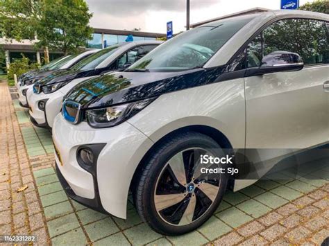 Bmw I3 5도어 도심형 전기자동차 전기자동차 충전소에 연달아 주차 0명에 대한 스톡 사진 및 기타 이미지 0명 Bmw