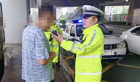 广东珠海一后排乘客没系安全带，竟牵出司机犯了这个错！ 中国交通网 Traffic In China