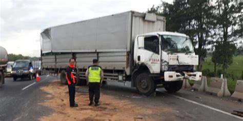 Foto Truk Trailer Dan 4 Mobil Kecelakaan Beruntun Di Turunan Flyover