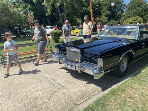 Ретро парад в Добрич събра близо 150 участници и хиляди посетители колата на Флинстоун паркира