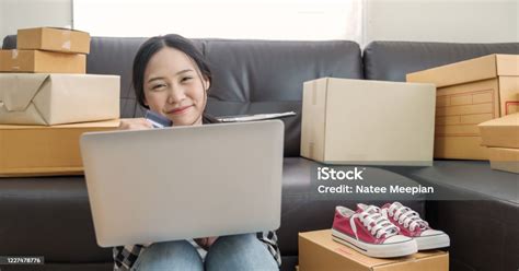 노트북 컴퓨터와 온라인 쇼핑을위한 신용 카드를 사용하여 행복한 젊은 여성 구매에 대한 스톡 사진 및 기타 이미지 구매 금융
