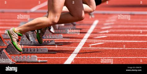 Sprint Start In Der Schiene Und Im Feld Stockfotografie Alamy