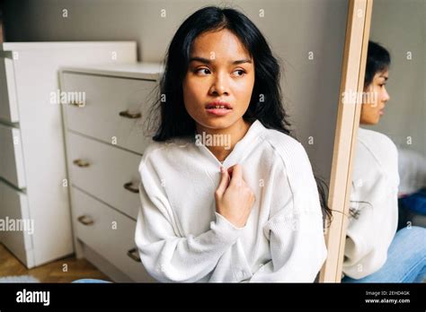 Wearing A White Sweater Hi Res Stock Photography And Images Alamy