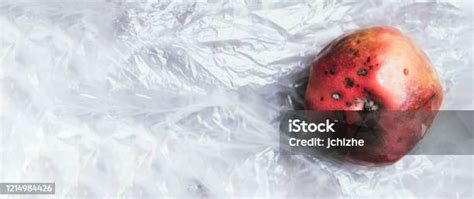 비닐 봉지 배경에 나쁜 빨간 사과를 버릇 쓰레기 덤프 썩은 음식 맨 위 보기 공간을 복사합니다 썩은 야채와 과일 개념 폐기물 제로 퇴비 개념에 대한 스톡 사진 및 기타