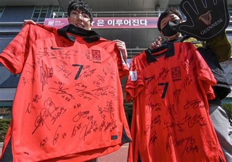 손흥민 사인 빠진 손흥민 유니폼…그래도 좋아요 [사진잇슈] 네이트 뉴스