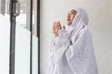 이슬람 기도 여성의 종교적 이슬람 배경은 모스크에서 알라의 축복을 위해 기도하는 두아를 만듭니다 프리미엄 사진