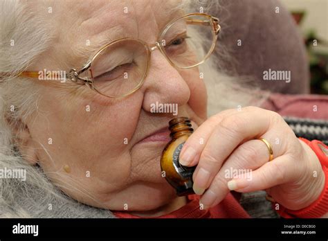 Smelling Salts Hi Res Stock Photography And Images Alamy