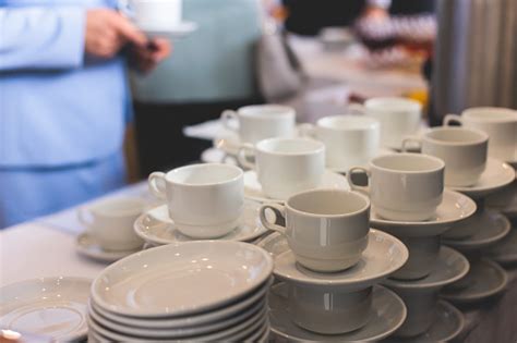 회의 중 호텔 레스토랑에서 커피 브레이크 점심 식사 세트 차와 커피 케이터링 흰색 식기 및 금속 차 메이커 기계 보일러로 장식 된 연회 테이블 0명에 대한 스톡 사진 및