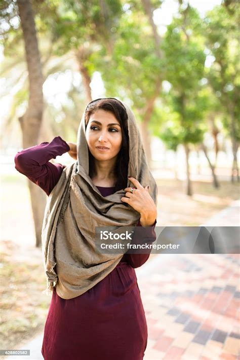 アブダビの公園を歩いている女性 アラブ首長国連邦 ファッションのストックフォトや画像を多数ご用意 ファッション 中東 1人