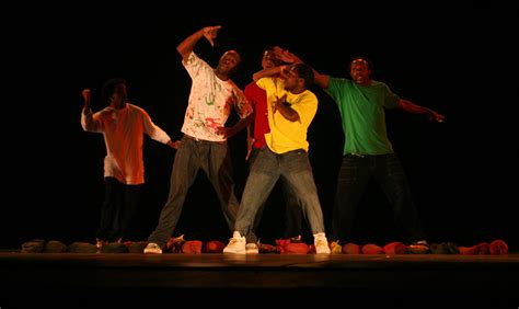 Em Cima Da Hora Público Mais Agitado Com Dança De Rua E Contemporânea