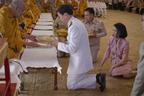 นายกรัฐมนตรี เป็นประธานพิธีรับผ้าไตรพระราชทานถวายพระอุปัช… Flickr