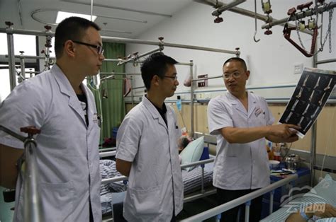 上海骨科中医接骨跳跃大山谷图库