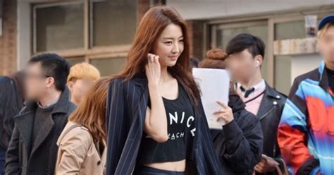 T포토 장희진 인파 사이에서도 눈에 확 띄네