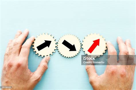 다른 생각 혁신과 창의성의 개념입니다 빨간색 화살표 시 향하도록 사람 따기 나무 톱니 선택에 대한 스톡 사진 및 기타 이미지