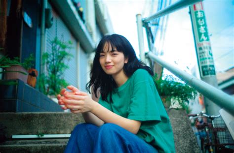 小松菜奈and坂口健太郎、光に包まれた桜の下でドラマチックなツーショット！ライト越しの横顔が綺麗すぎ！ Okmusic