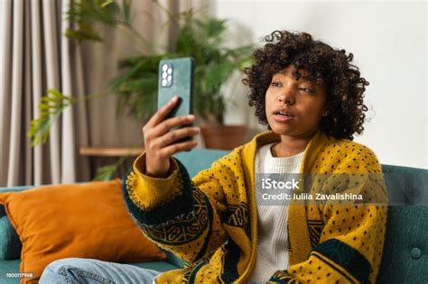 스마트폰을 들고 화상 채팅을 하는 아프리카계 미국인 소녀 소셜 네트워크에서 가장 친한 친구와 채팅하는 여성 블로거 집에서 가상 회의 온라인 채팅 화상 통화를 하는 젊은 여성