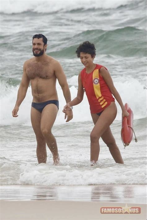 Rainer Cadete grava cena de Terra e Paixão de sunga em praia no Rio