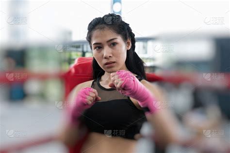 健身房女性拳击女孩健身俱乐部中心锻炼训练站