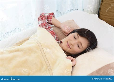 Mujer Que Duerme En Cama Imagen De Archivo Imagen De Felicidad 92727375
