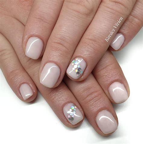 Uñas tan discretas y nude que parecen sin pintar Ideas de diseños